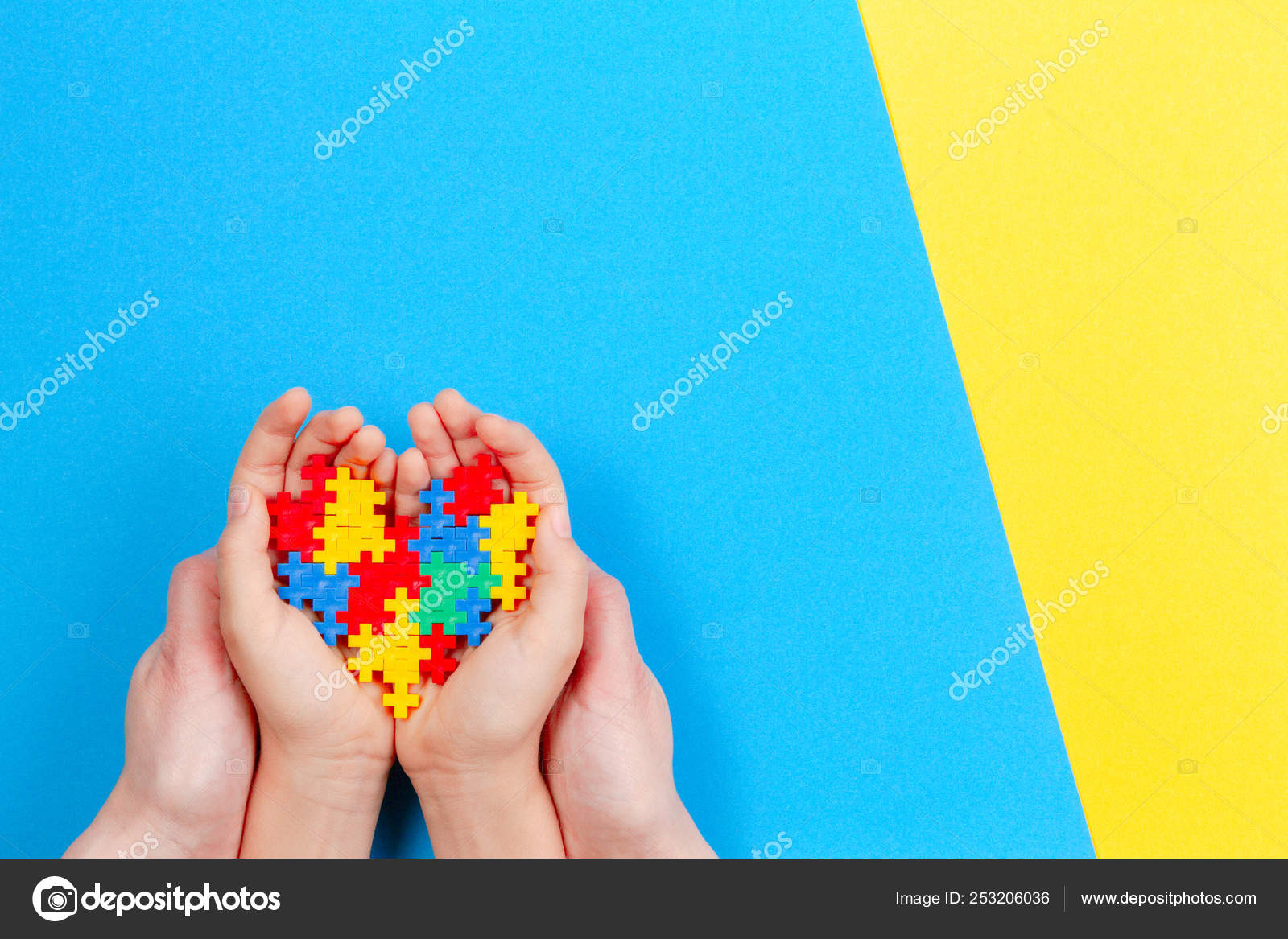 Manos de adulto y niño sosteniendo un corazón colorido sobre fondo ...