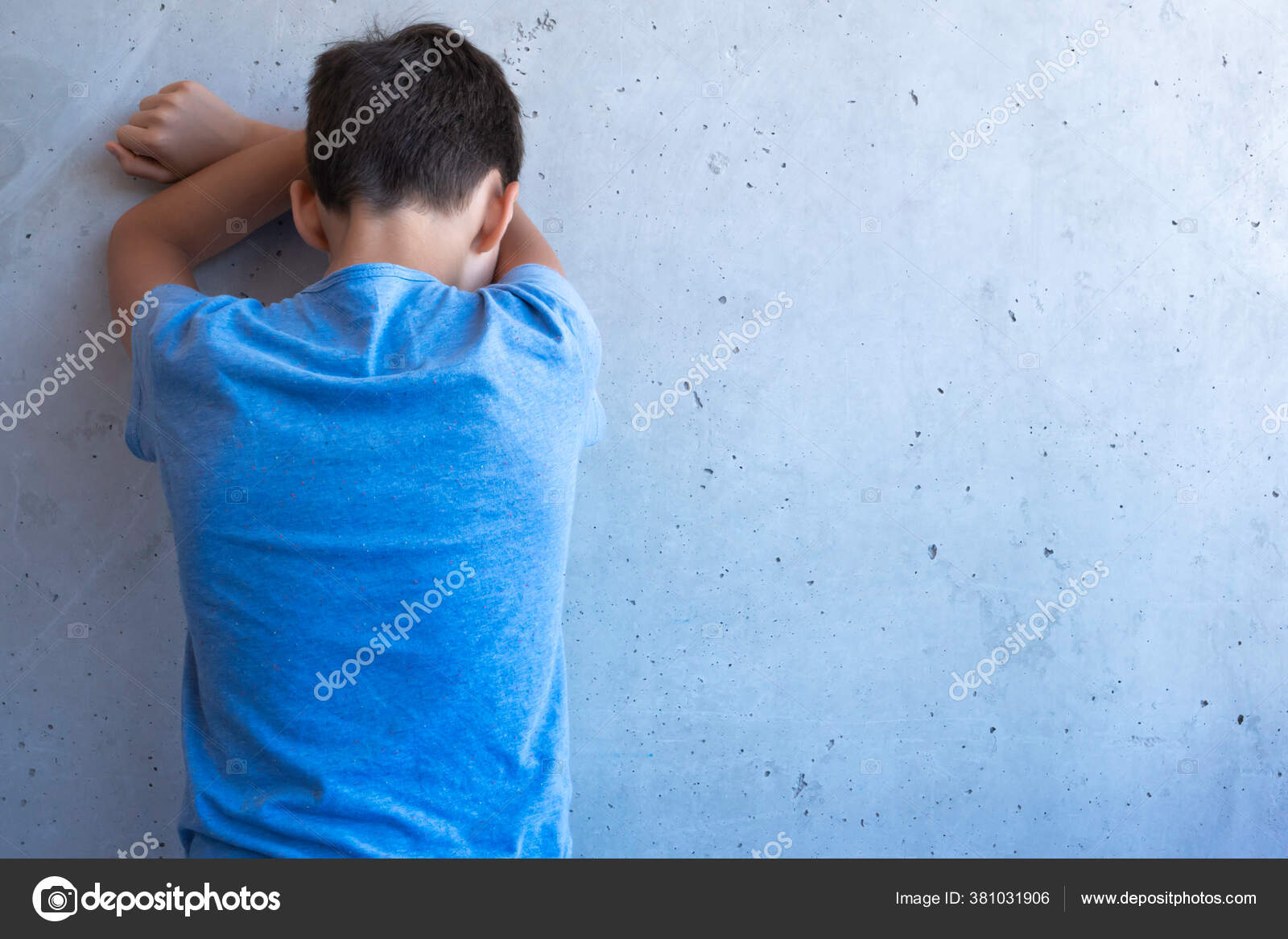 Standing Back Sad 4.170 Sad Man Back Stock Photos, High Res Pictures,