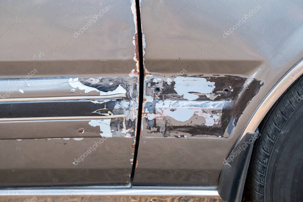 lado del coche está rayado y raspado causado el accidente 2023