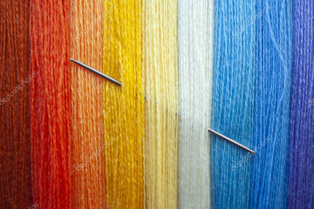 Muchas cuerdas de hilo multicolor para el fondo de diseño. Textura de ...