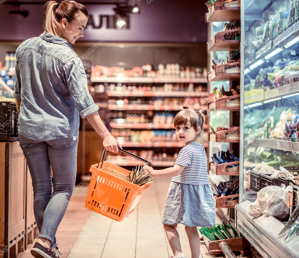 Mamá y su hija están de compras en el supermercado, el concepto de ...