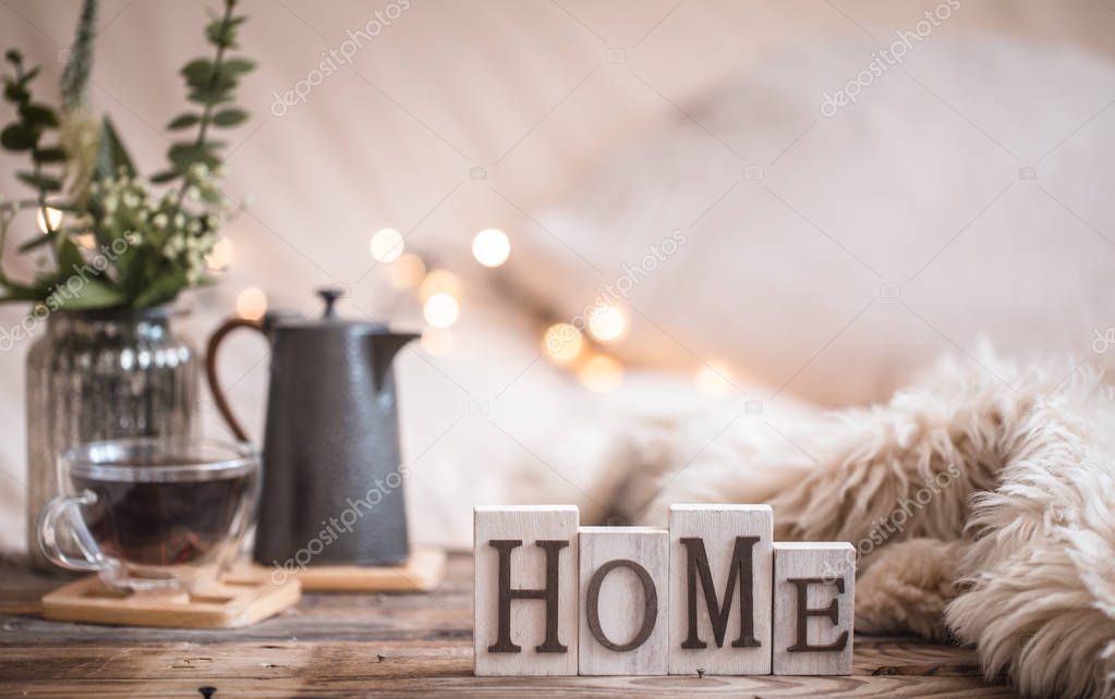 ambiente hogareño en el interior con letras de madera y artículos de ...