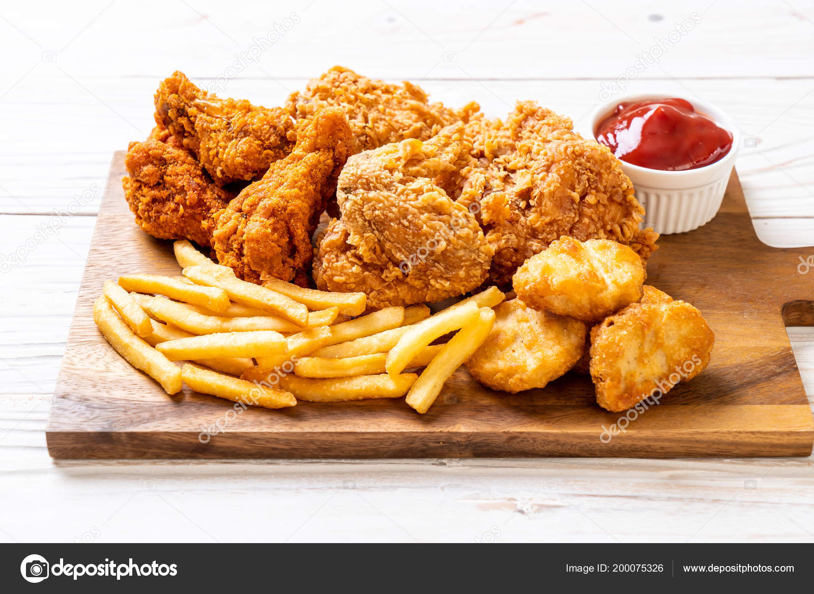Pollo Frito Con Papas Fritas Nuggets Comida Chatarra Comida Poco — Foto ...