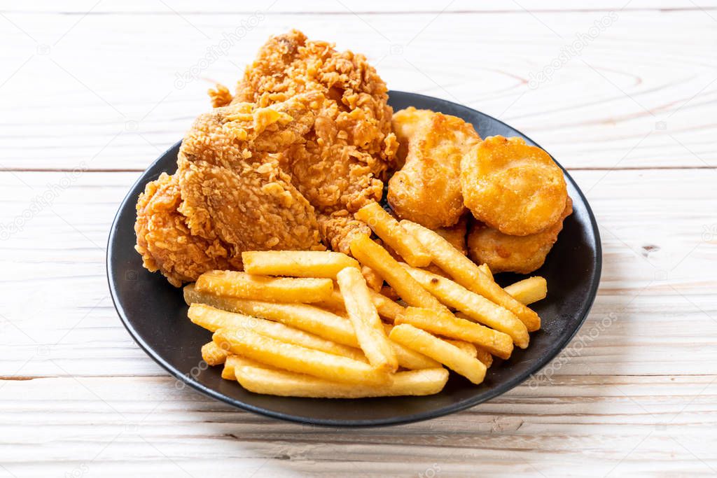 pollo frito con papas fritas y nuggets - comida chatarra y comida poco ...