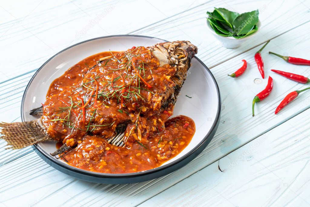 Pescado frito con salsa de chile 2023