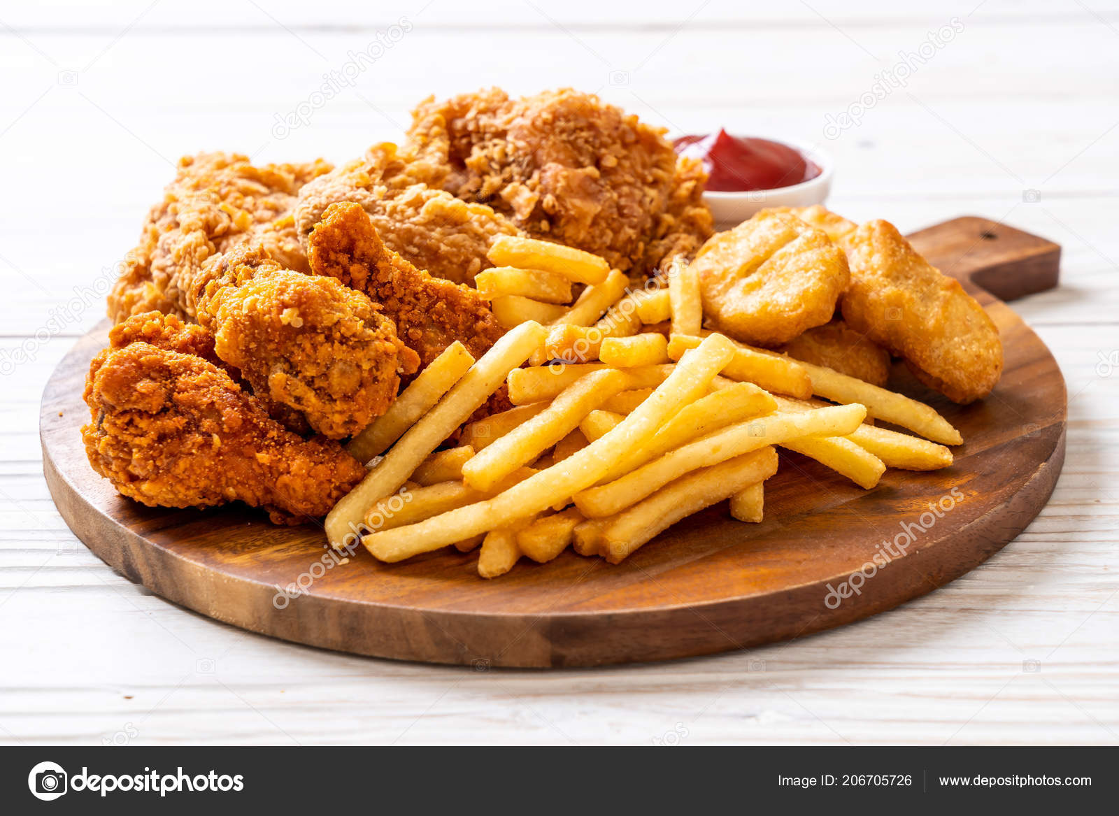 Pollo Frito Con Papas Fritas Nuggets Comida Chatarra Comida Poco — Foto ...