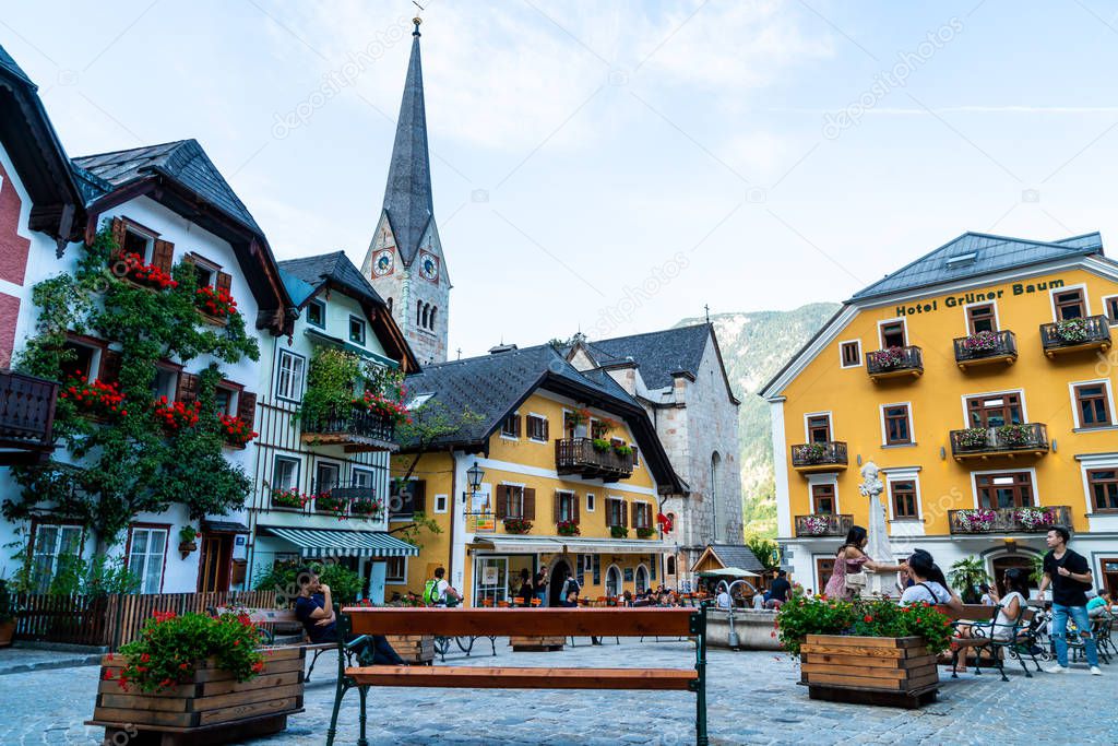 HALLSTATT, AUSTRIA - 29 AGOSTO 2018: Plaza de la ciudad de Hallstatt ...