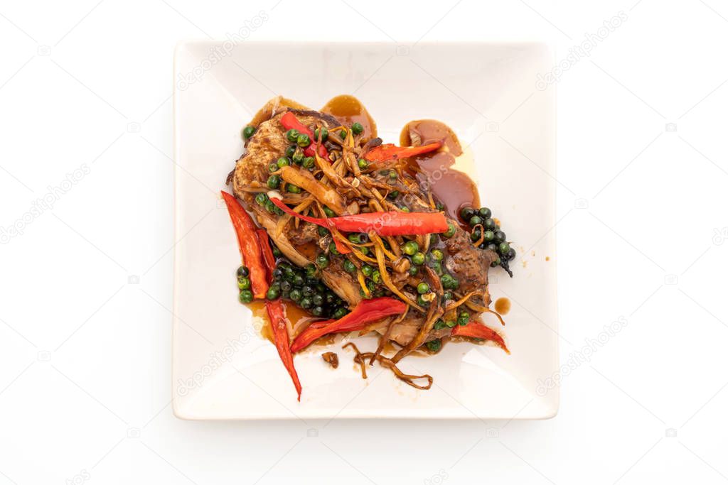 salteado salteado y hierba con filete de pescado mero aislado sobre ...