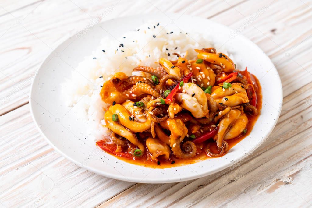 Pulpo o calamar frito y pasta picante coreana (osam bulgogi) con arroz ...