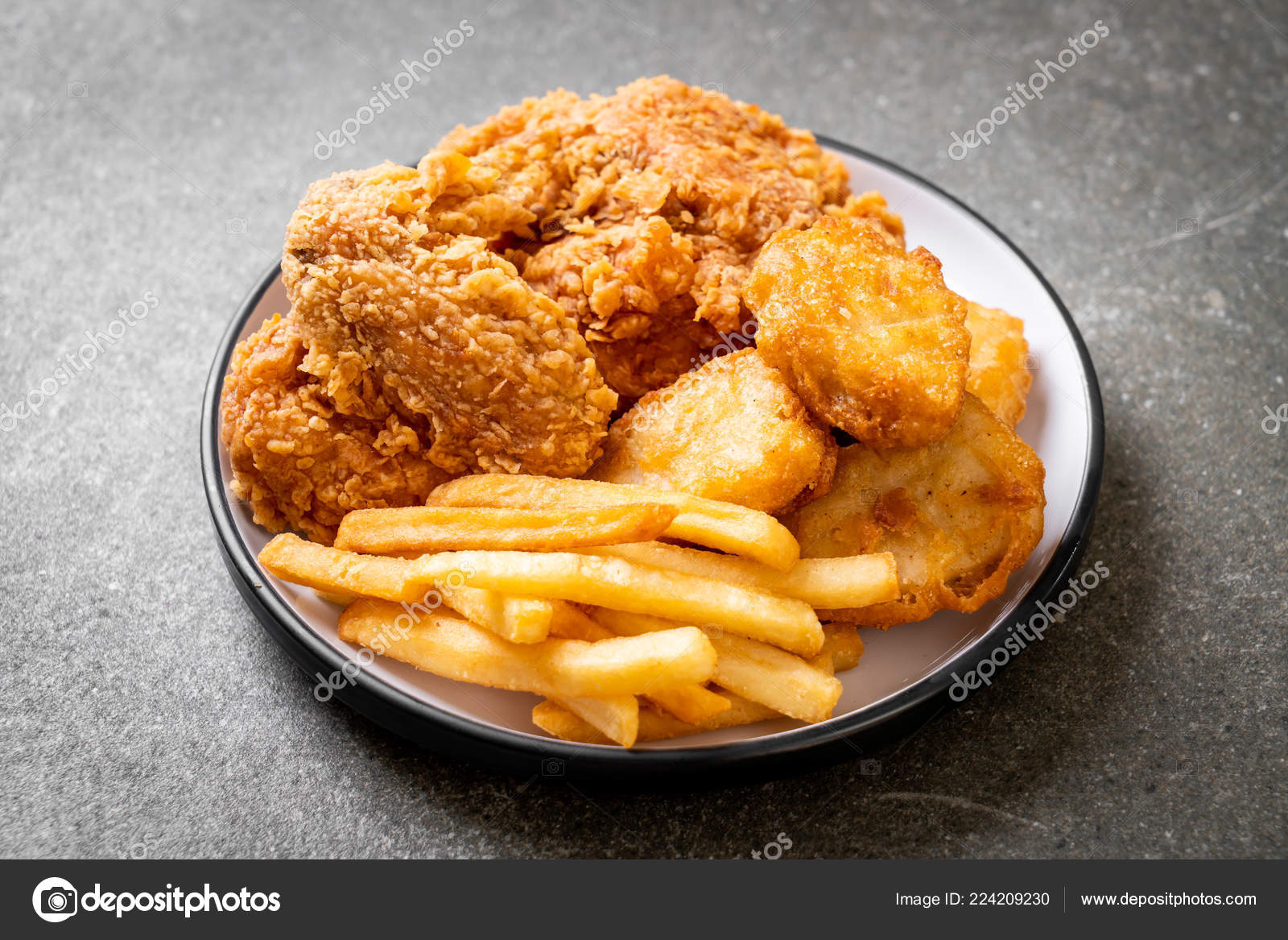Pollo Frito Con Papas Fritas Nuggets Comida Chatarra Comida Poco — Foto ...