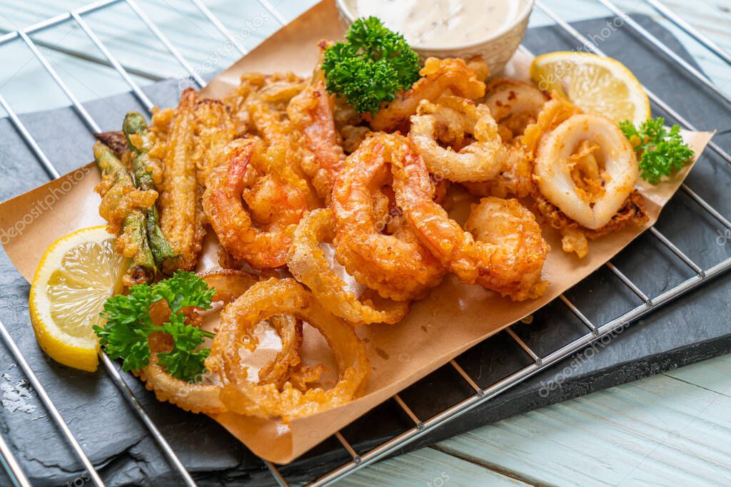 mariscos fritos (camarones y calamares) con mezcla de verduras - estilo ...