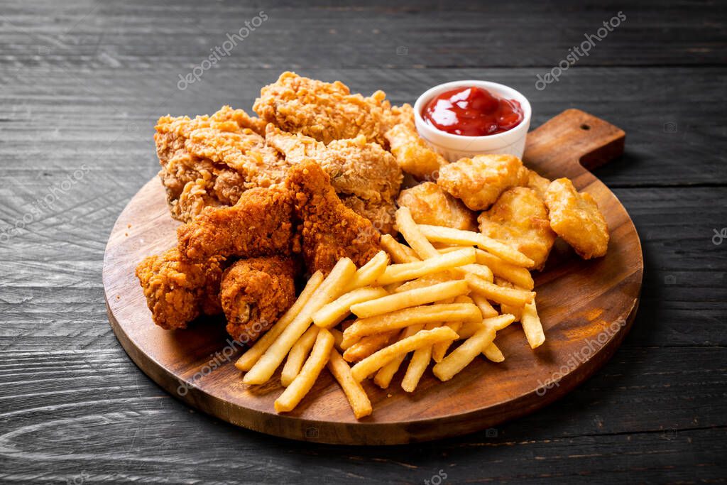 pollo frito con papas fritas y nuggets - comida chatarra y comida poco ...
