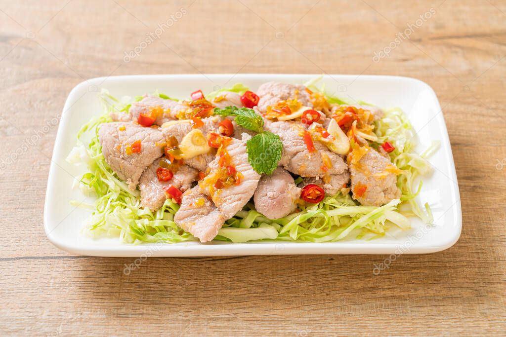 Ensalada de cerdo picante o cerdo hervido con ajo de lima y salsa de ...