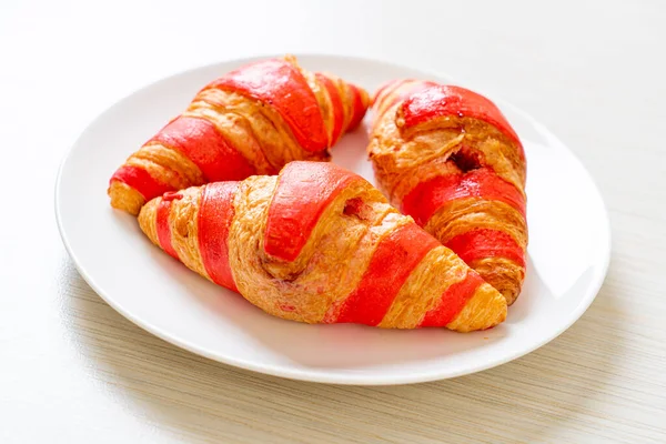 Croissant aux fraises images libres de droit, photos de Croissant aux fraises | Depositphotos