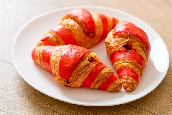 Croissant aux fraises images libres de droit, photos de Croissant aux fraises | Depositphotos