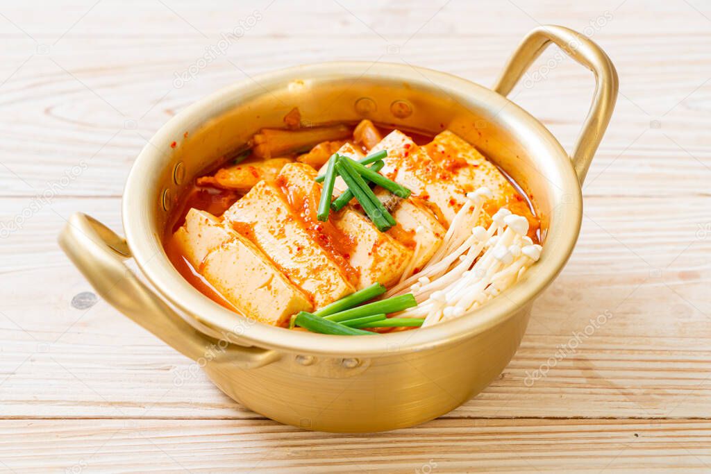 Sopa de kimchi con tofu y huevo o estofado de kimchi coreano - Estilo ...