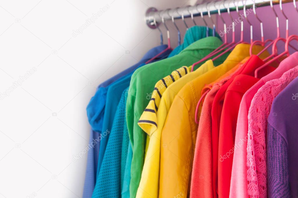 Ropa de colores de todos los colores del arco iris / espectro colgando ...