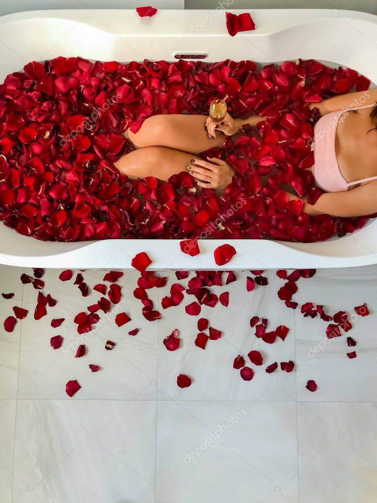 Joven Hermosa Chica Se Encuentra En Un Baño Con Pétalos Rojos Vista Desde Arriba Bebe Té De