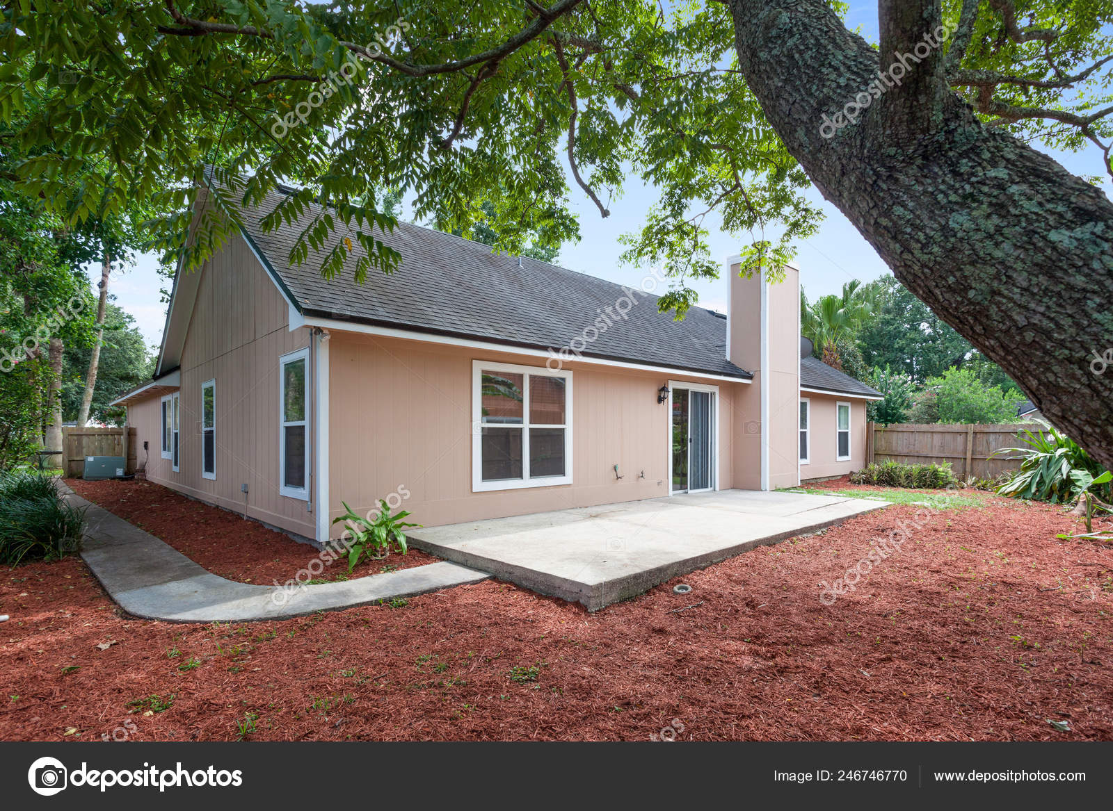 Casa de estilo rancho Exterior moderno arquitectónico Real Estate vista ...