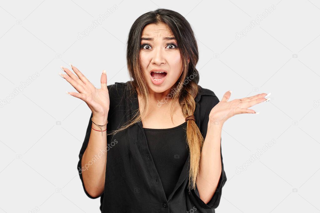 Retrato de chica kazaja asiática perpleja con una expresión de la cara ...