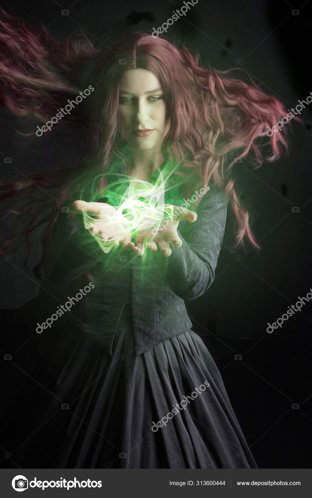 Rothaarige Hexe Die Eine Glühende Kugel Hält Und Einen Zauber ...