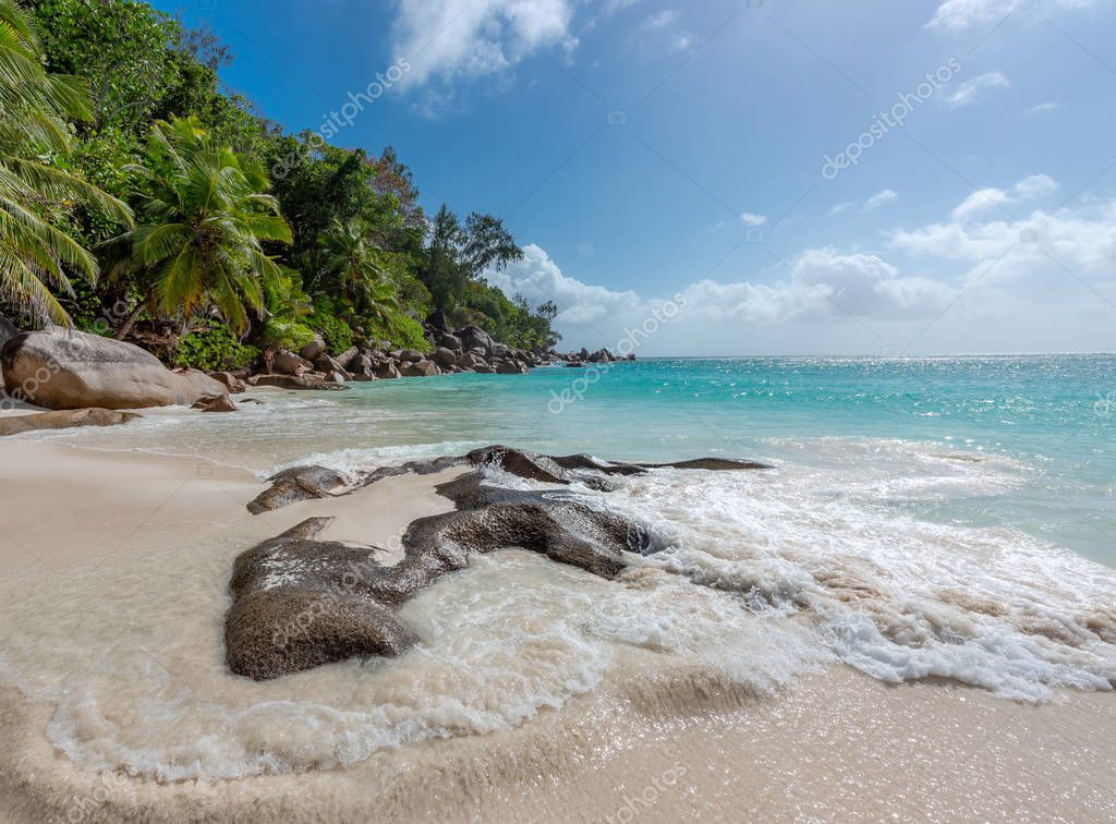 Rocas en la playa en Seychelles Praslin playa paraíso vacaciones. Viaje ...