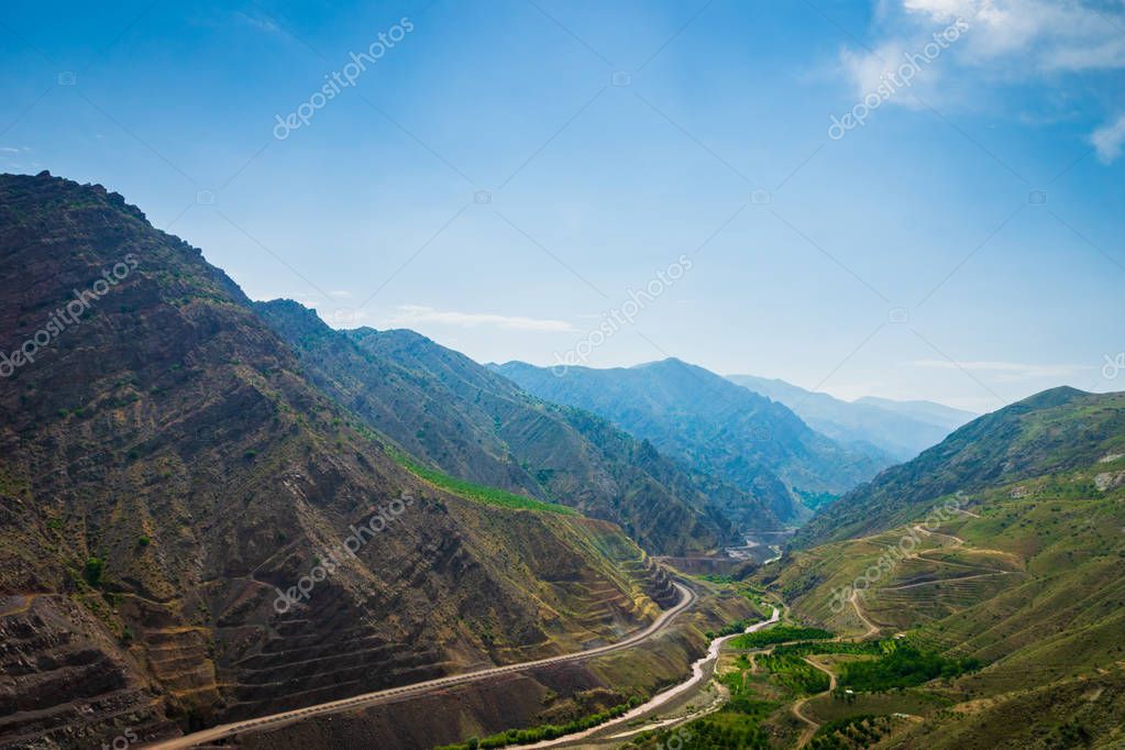 Paisaje montañoso de la cordillera de Alamut en la región de Alamut en ...