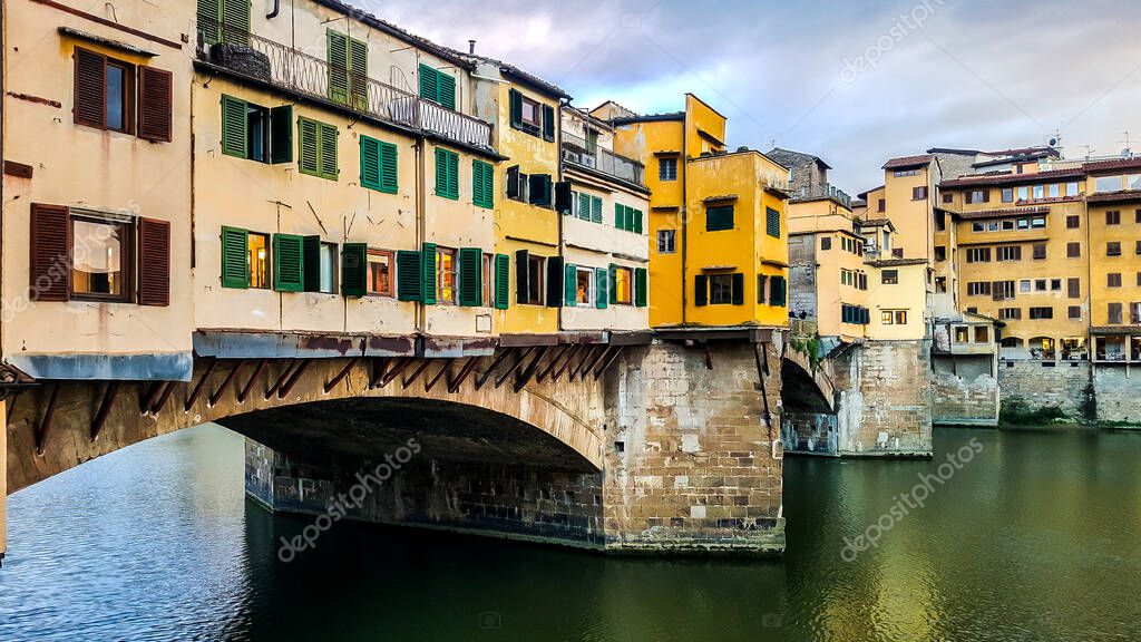 El Ponte Vecchio es un puente de arco segmentario de piedra medieval ...
