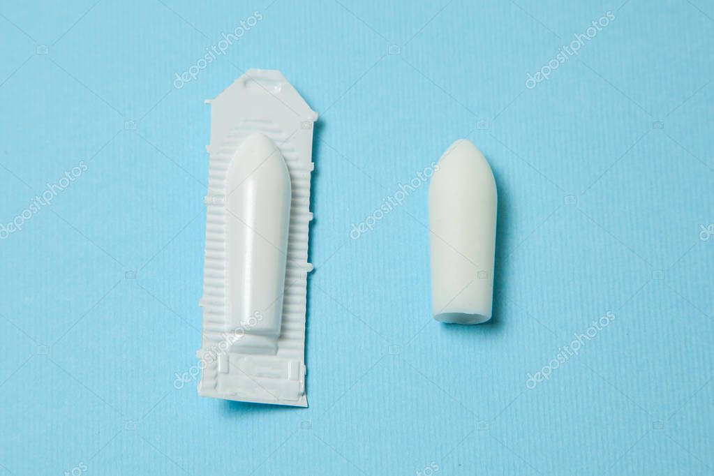 Supositorio Para Uso Anal O Vaginal Sobre Fondo Azul Velas Para El