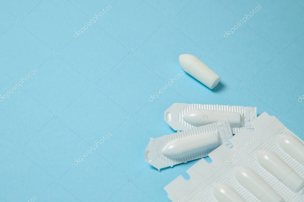 Supositorio Para Uso Anal O Vaginal Sobre Fondo Azul Velas Para El