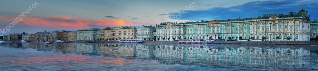Panorama de gran formato del río Neva, el terraplén del Palacio y la ...