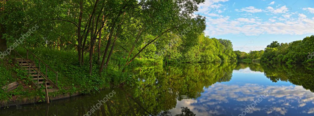 La vista desde el espejo-río con escalones de madera en el agua 2024 La vista desde el espejo-río con escalones de madera en el agua 2024