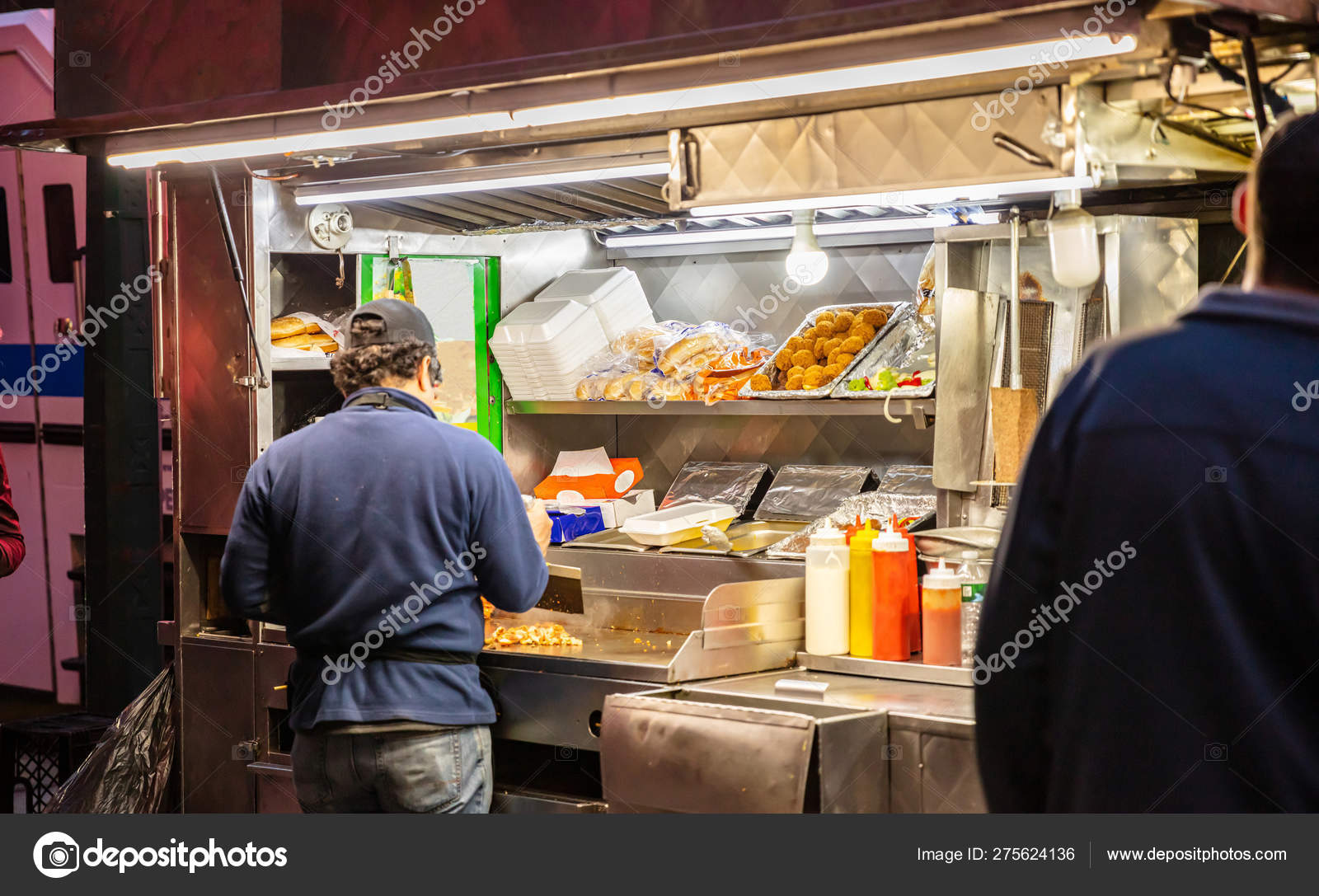 New York, Broadway at night. Take away fast food kiosks selling hot dog ...