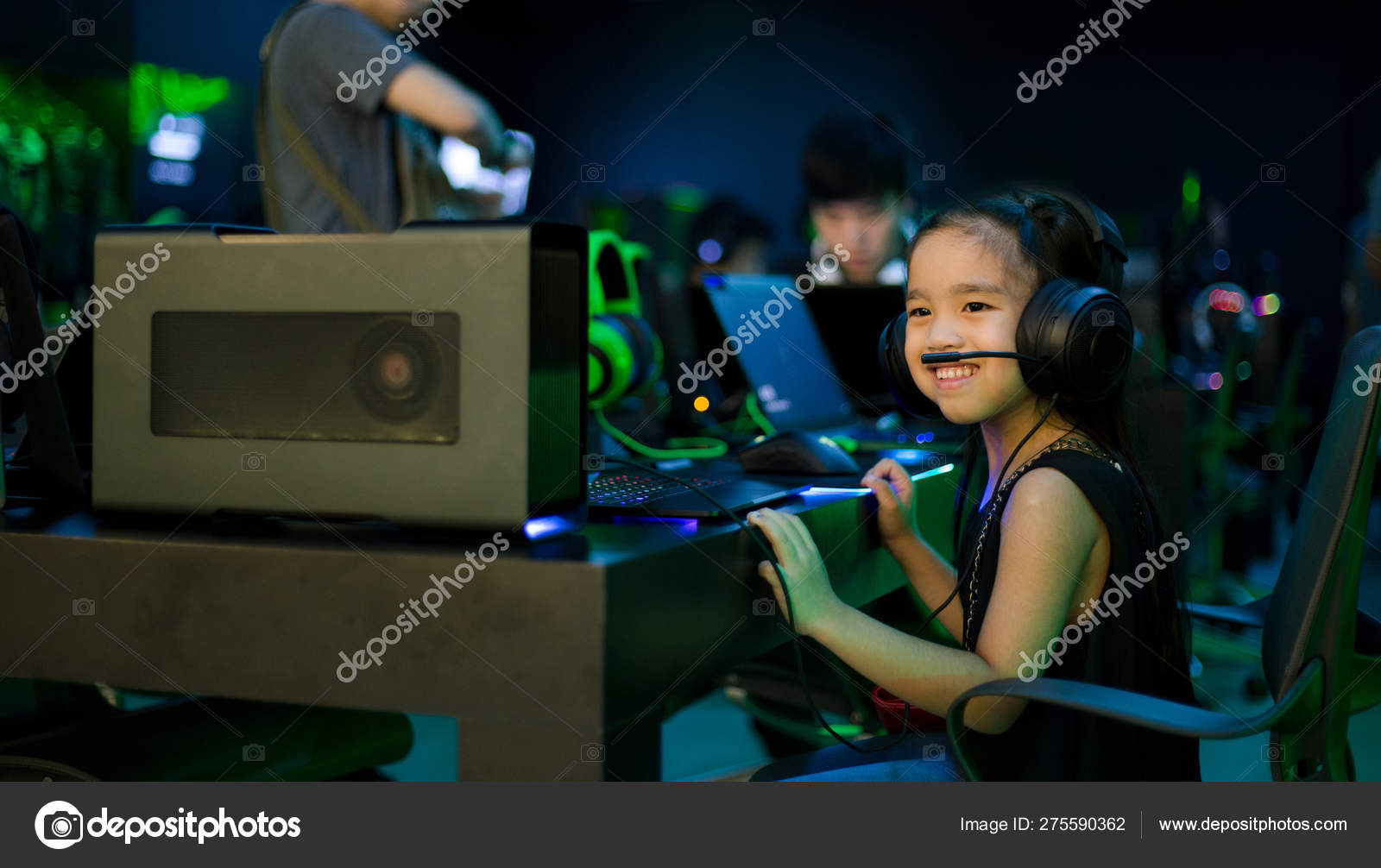 Asian girl playing computer games in internet cafe — Stock Photo ...