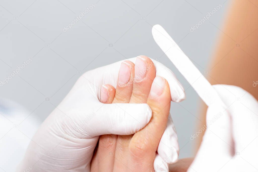 El acercamiento de las manos de la manicura que hace el procedimiento ...