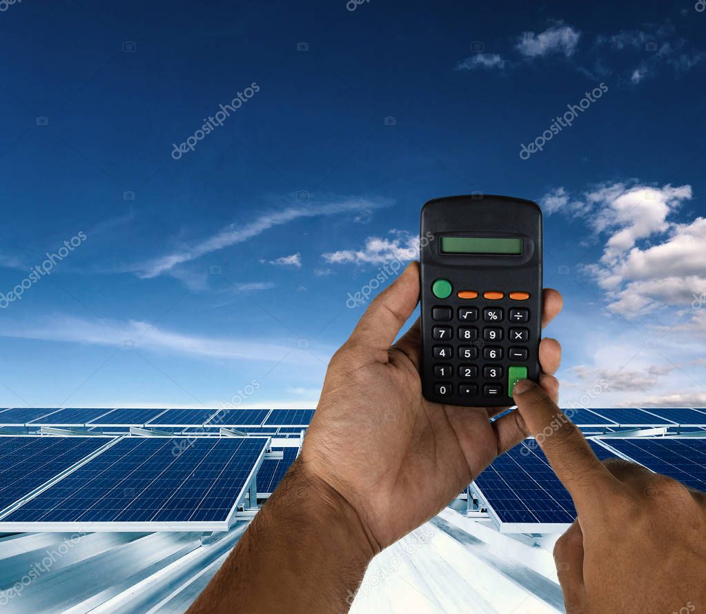 Sosteniendo una calculadora en una instalaci n fotovoltaica de panel ...