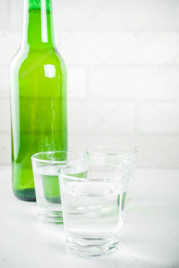 Bebida tradicional de alcohol coreano soju en el espacio de copia de ...