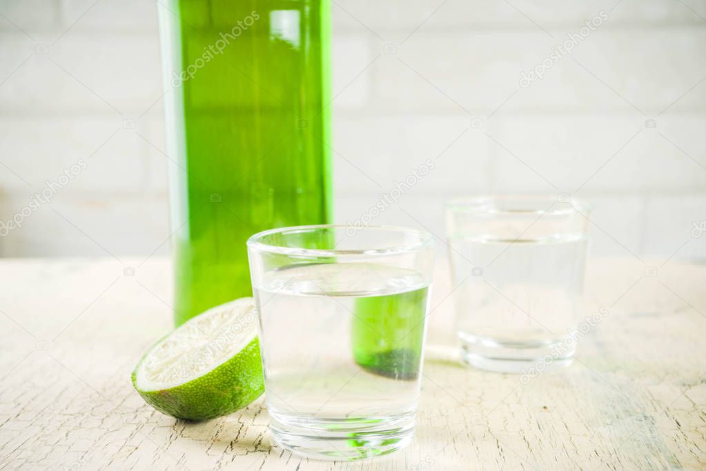 Bebida tradicional de alcohol coreano soju en el espacio de copia de ...