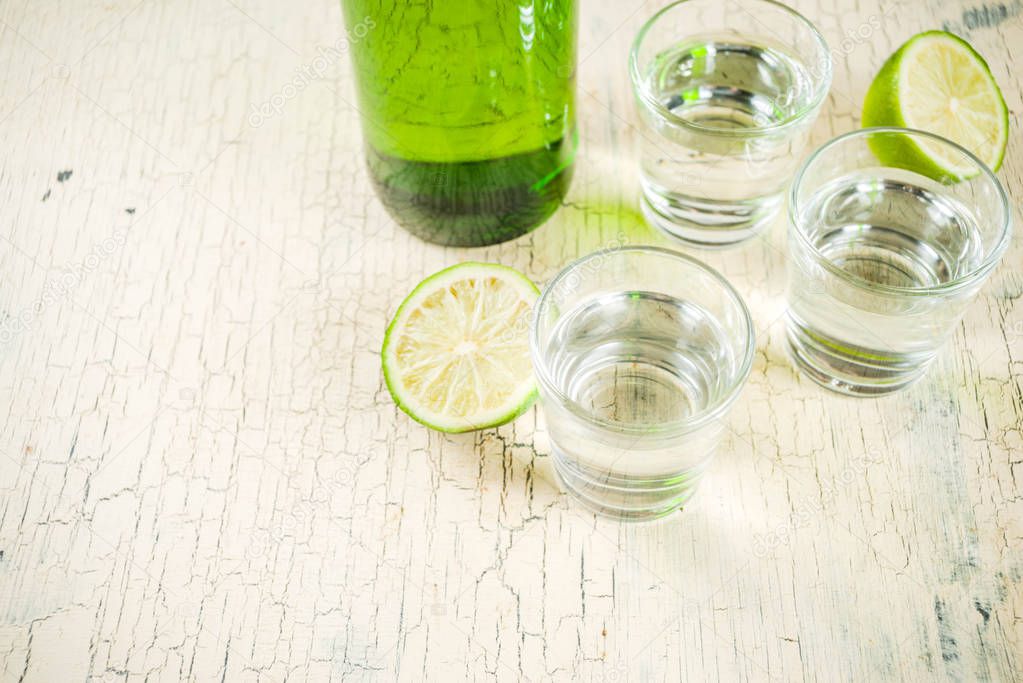 Bebida tradicional de alcohol coreano soju en el espacio de copia de ...