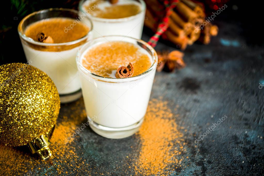 Bebida de licor de ponche de huevo de Navidad o cóctel cola de mono ...