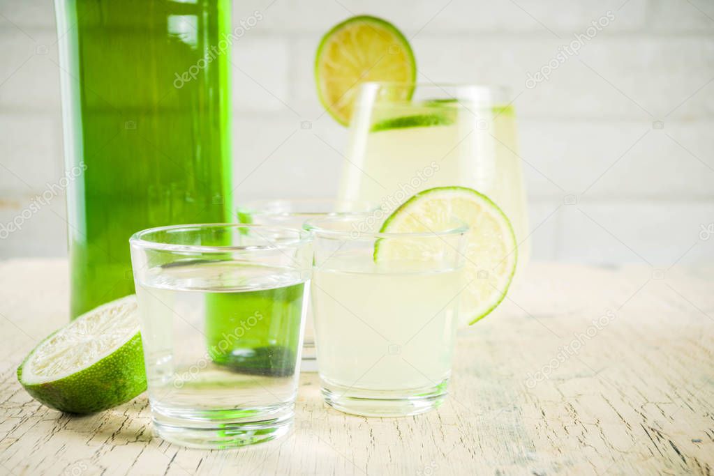 Bebida tradicional de alcohol coreano soju con cócteles de soju-lima ...