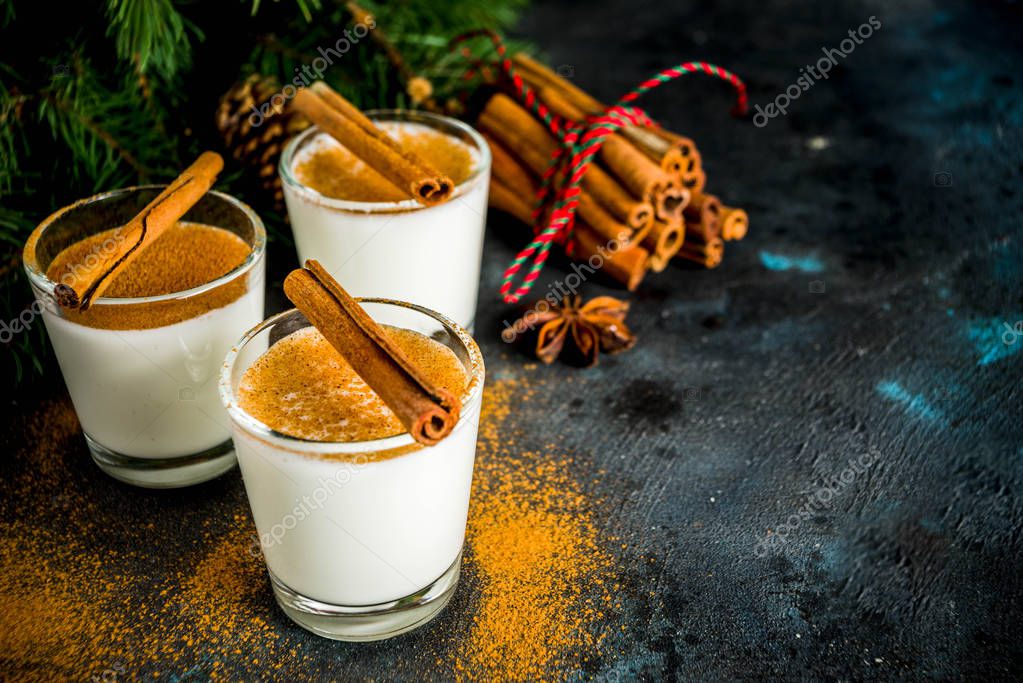 Bebida de licor de ponche de huevo de Navidad o cóctel cola de mono ...