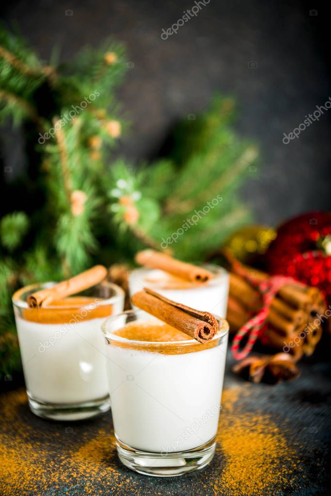 Bebida de licor de ponche de huevo de Navidad o cóctel cola de mono ...