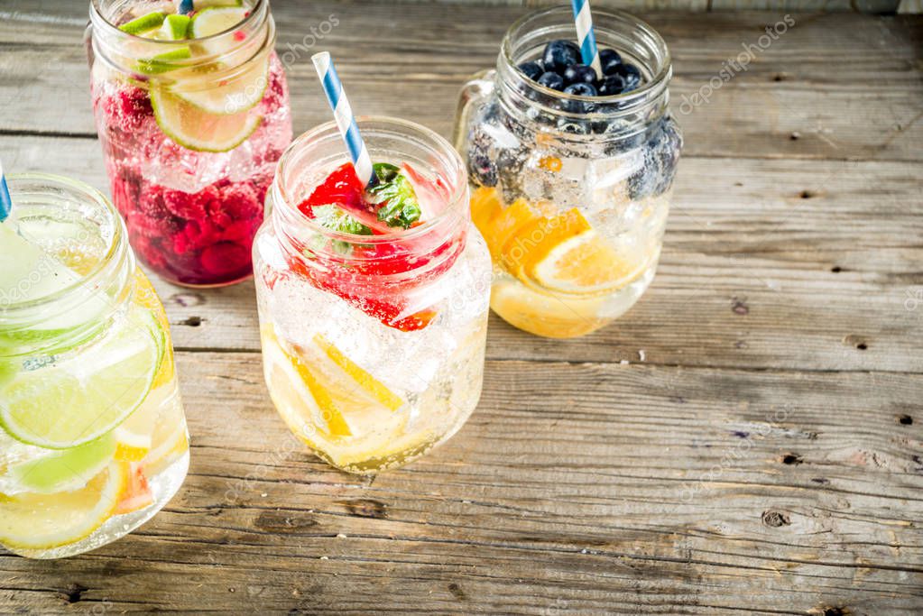 Selección de varias bebidas de limonada de frutas y bayas, agua ...