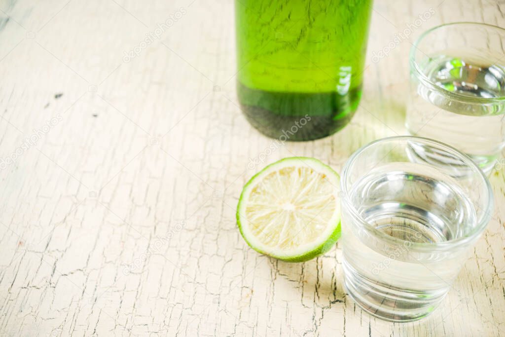 Bebida tradicional de alcohol coreano soju en el espacio de copia de ...