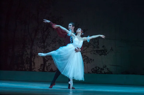 DNIPRO, UCRANIA - 3 DE NOVIEMBRE DE 2018: Ballet clásico Giselle de ...