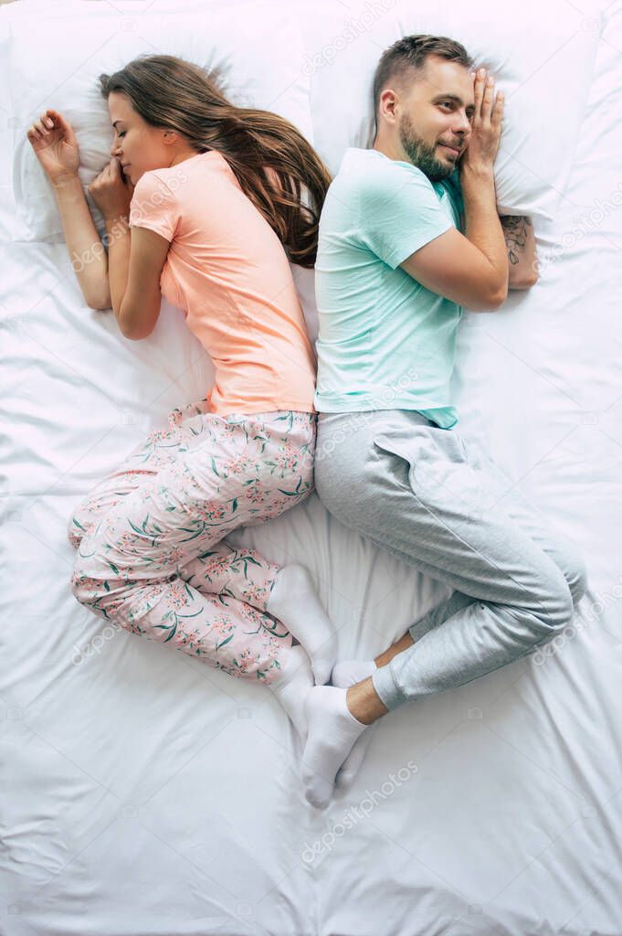 Hora de dormir. La familia está durmiendo. Hermosa pareja joven en el ...