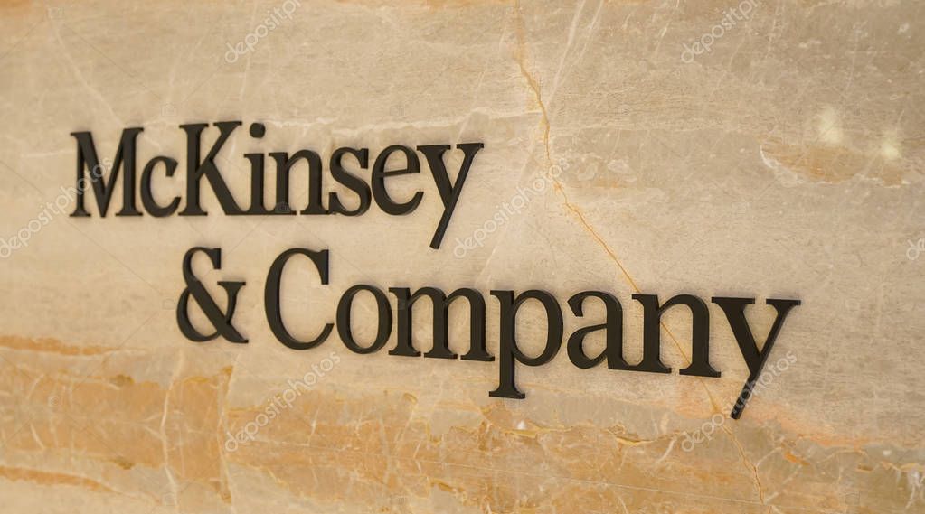 Logotipo de Mckinsey and Company en la entrada de la oficina de Estambul 2022