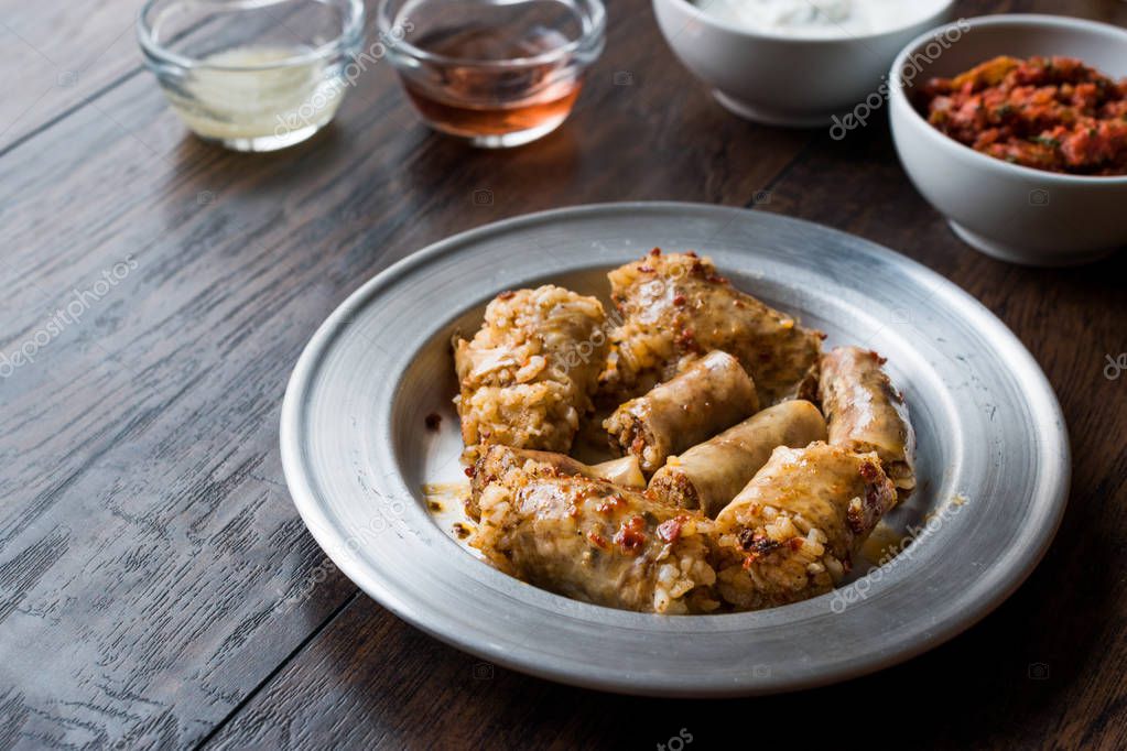 Comida turca Carne picada y arroz relleno de oveja intestino Mumbar ...