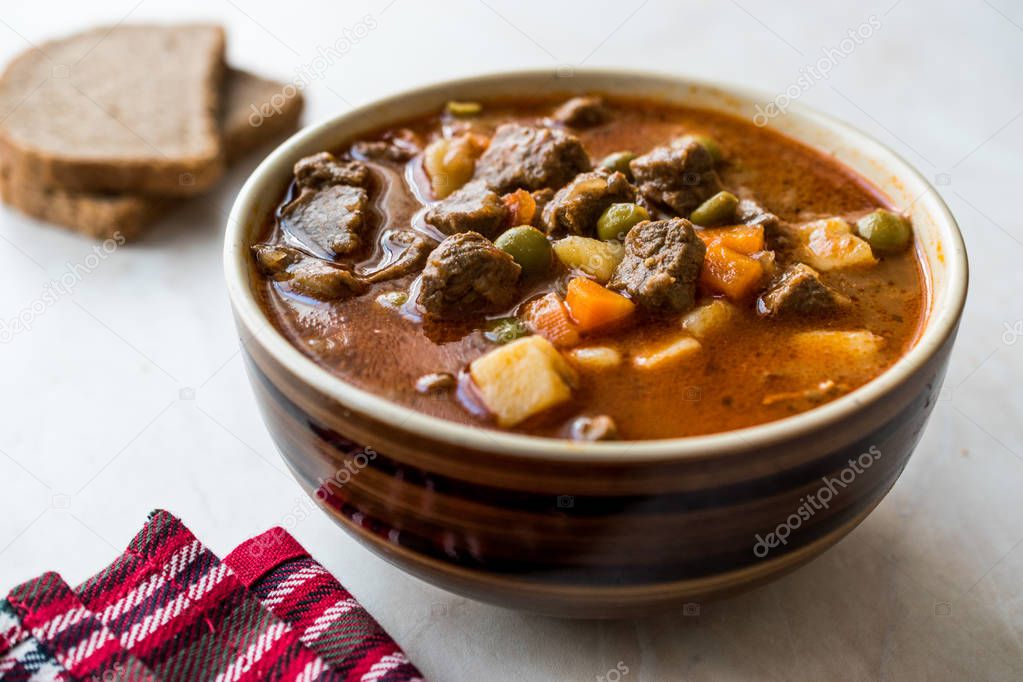 Sabrosa sopa de Goulash caliente húngara Bograch o gulas estofado de ...